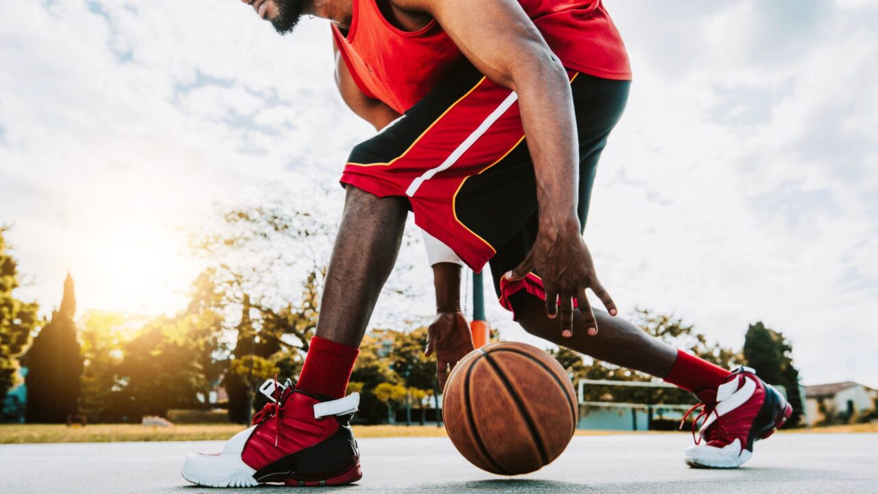 Les dribbles (5/12) - Débuter et progresser au basket : conseils et ...